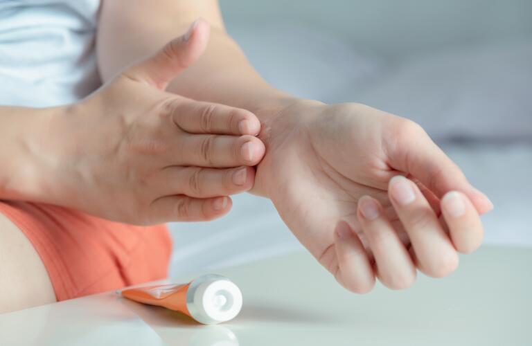 Voltaren Gel: What It Treats & How It Works