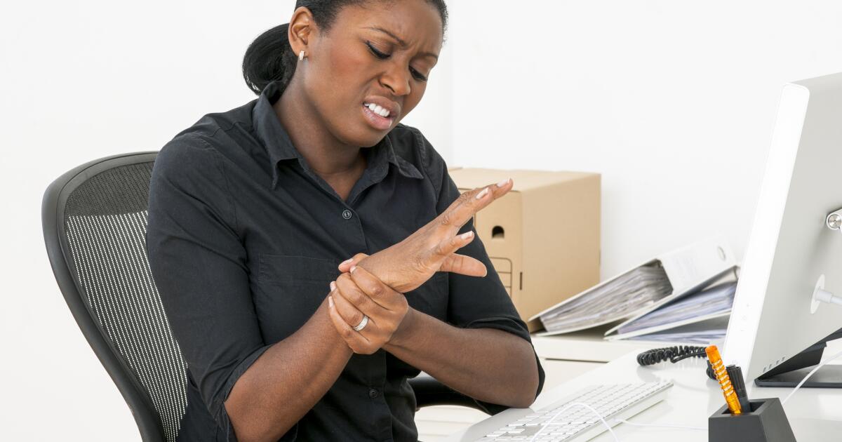 Wrist Pain & Swollen Wrist | When to See a Doctor When Your Wrist Hurts