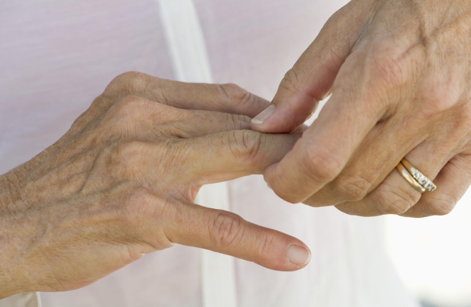 Finger Pain Treatment | When to See a Doctor for Pain in Your Finger