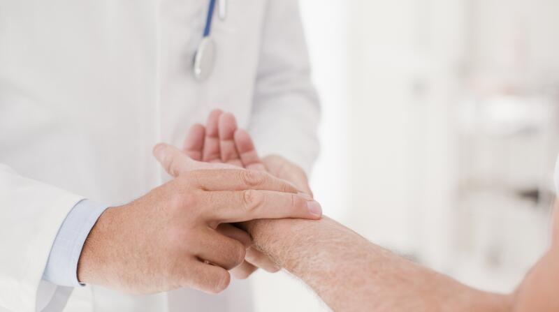 psoriasis shaking hands