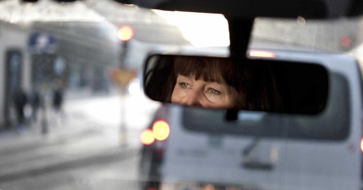 Eisoptrophobia (Fear of Mirrors): Causes, Symptoms & Treatments