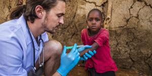 9 Volunteer Opportunities for Doctors